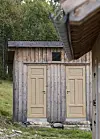 Bak all kledningen, kom seterhuset i tømmer langsomt til syne